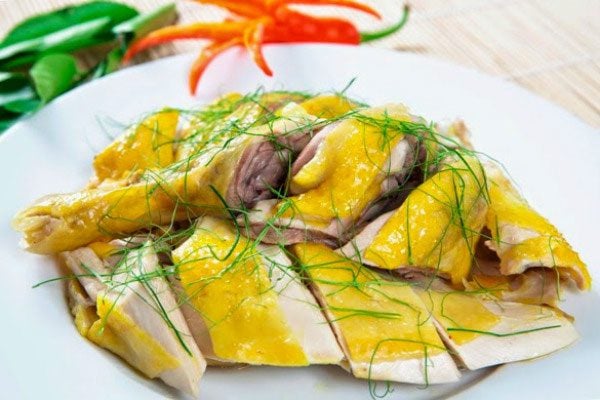 Luộc gà bằng nước lã là sai: Luộc gà bằng loại nước này, da vàng óng ...