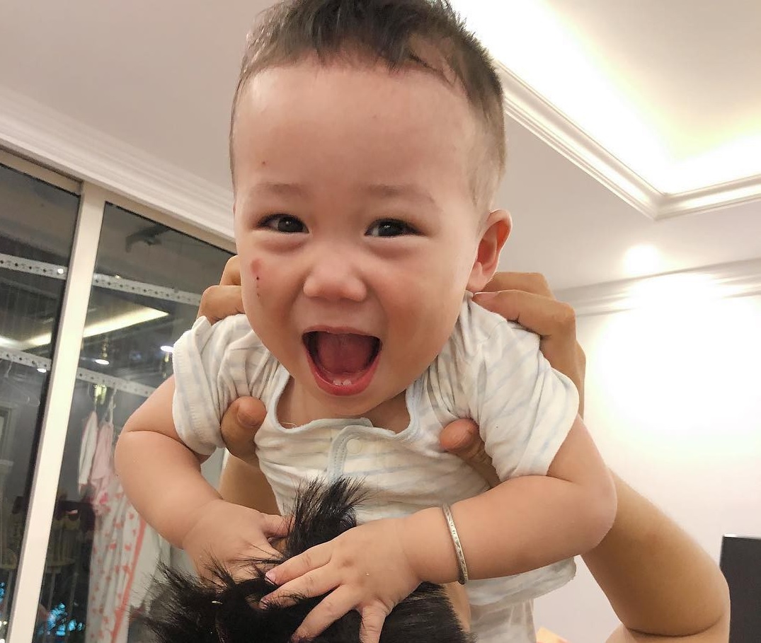 Con trai Bella bước đi thoăn thoắt, vui đùa cùng gia đình Hằng túi