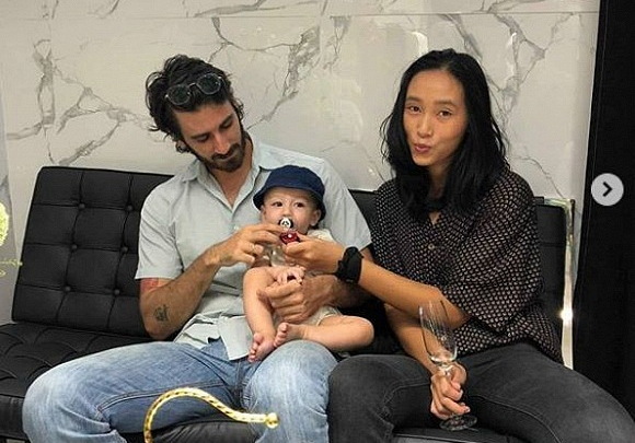 Trang Khiếu lần đầu khoe ảnh chồng Tây và con sau thời gian ở ẩn