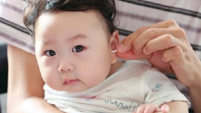 Dùng tăm bông lấy ráy tai cho con là sai lầm, đây mới là cách làm đúng ...