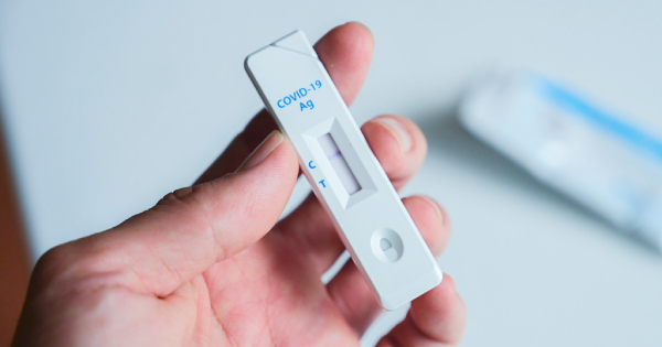 Test nhanh tại nhà cho trẻ nên lấy dịch mũi hay nước bọt để kết quả ...