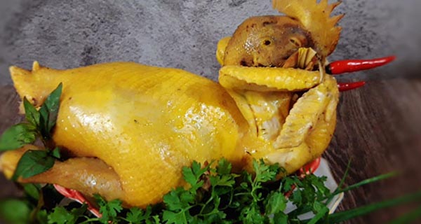 Luộc gà xong đừng bỏ ngay ra đĩa: Thêm bước này thịt vàng óng, da gòn ...