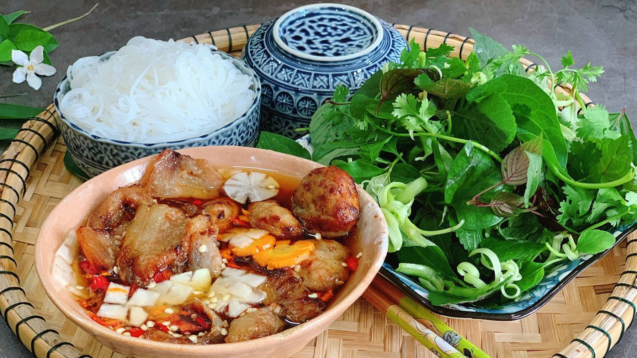 Cách ướp thịt và pha nước chấm làm bún chả chuẩn vị