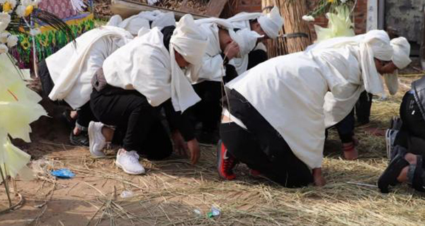 Các cụ dặn dò: 'Đám cưới không tặng ô, đám tang không đưa tiền phúng ...