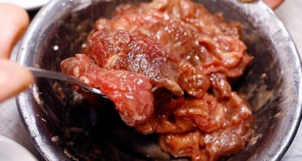 Ướp thịt bò cho muối là 'hỏng bét': Thêm 1 thìa này thịt mềm tan, đậm ...