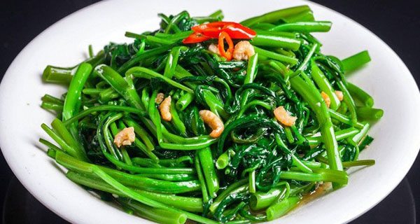 Xào rau muống bị thâm đen? Khi rửa rau hãy cho thêm 1 thứ, đảm bảo rau ...