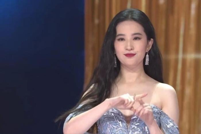 Lưu Diệc Phi lộ mặt thật trái ngược với phong thái thần tiên, mang phụ kiện nửa tỷ đồng mà không ...