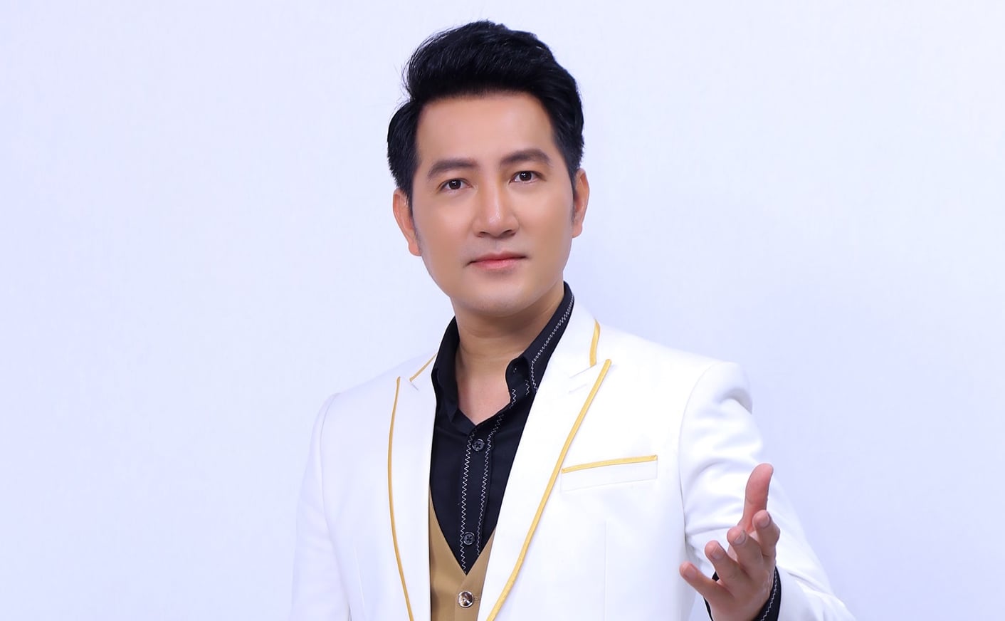 Ca sĩ Nguyễn Phi Hùng tuổi 46 vẫn như thanh niên, da căng bóng nhờ bí kíp này, chị em nên học theo