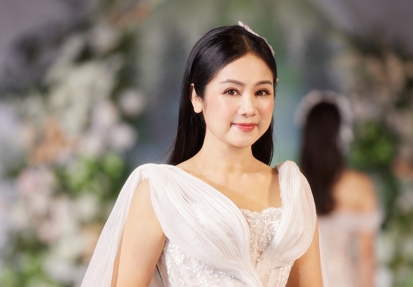 Lá ngọc cành vàng Thu Hà mặc váy cưới ở tuổi 54, hiếm hoi kể chuyện về người chồng thứ hai