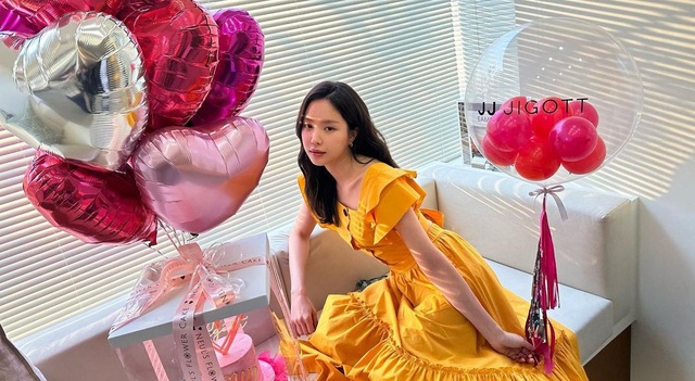 Sao Hàn gợi ý những chiếc váy đơn sắc mát mẻ trong ngày hè nóng nực