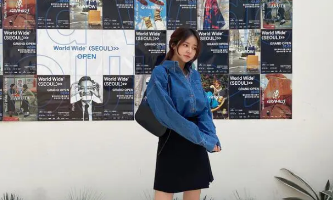 Mẹo làm mới style hàng ngày với những mẫu sơ mi denim hack tuổi sành điệu hết nấc