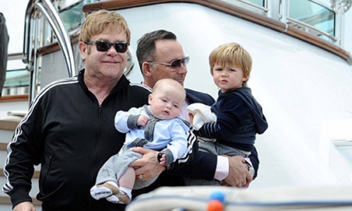 Vì sao huyền thoại Elton John không để các con thừa kế hết tài sản của mình?