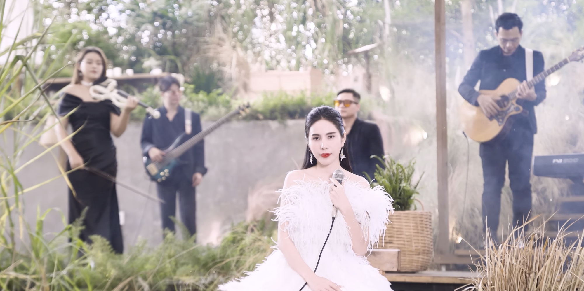 Thủy Tiên gặp kiếp nạn khi ra MV mới, phải khóa phần bình luận và ẩn luôn số lượng dislike