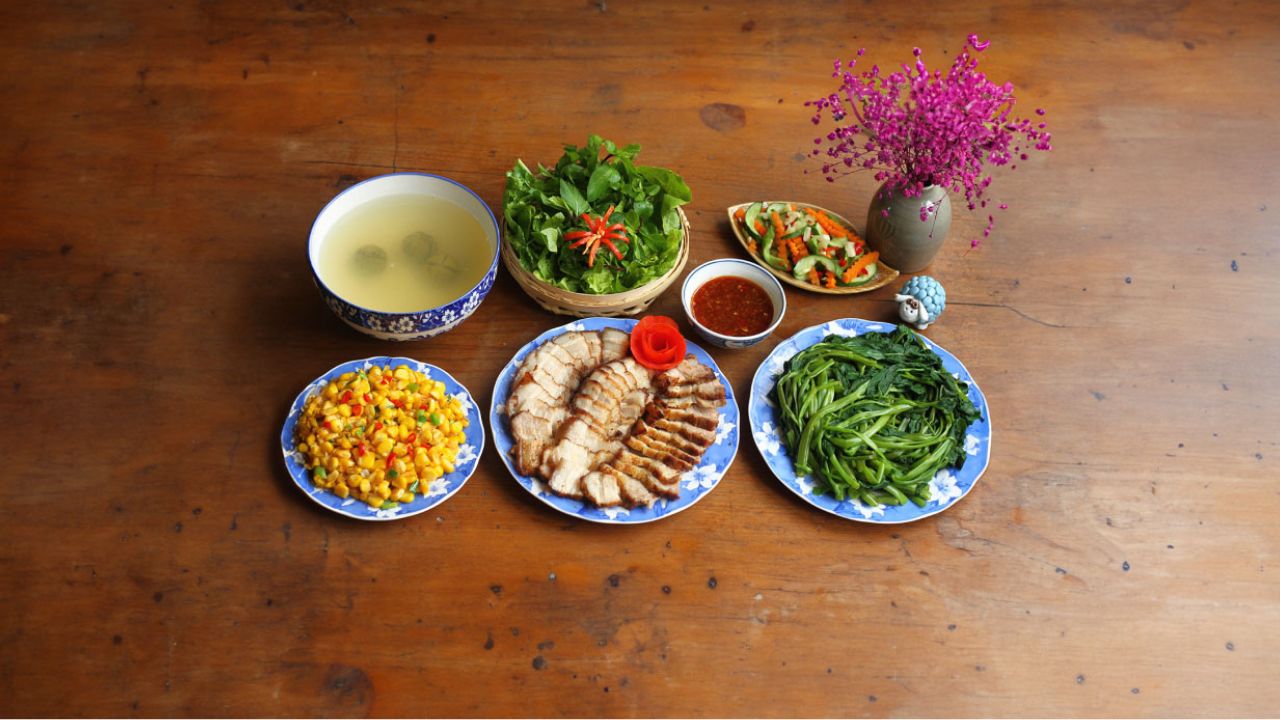 Luộc rau muống, cho quả sấu vào trước hay sau? Đầu bếp mách cách để rau ...