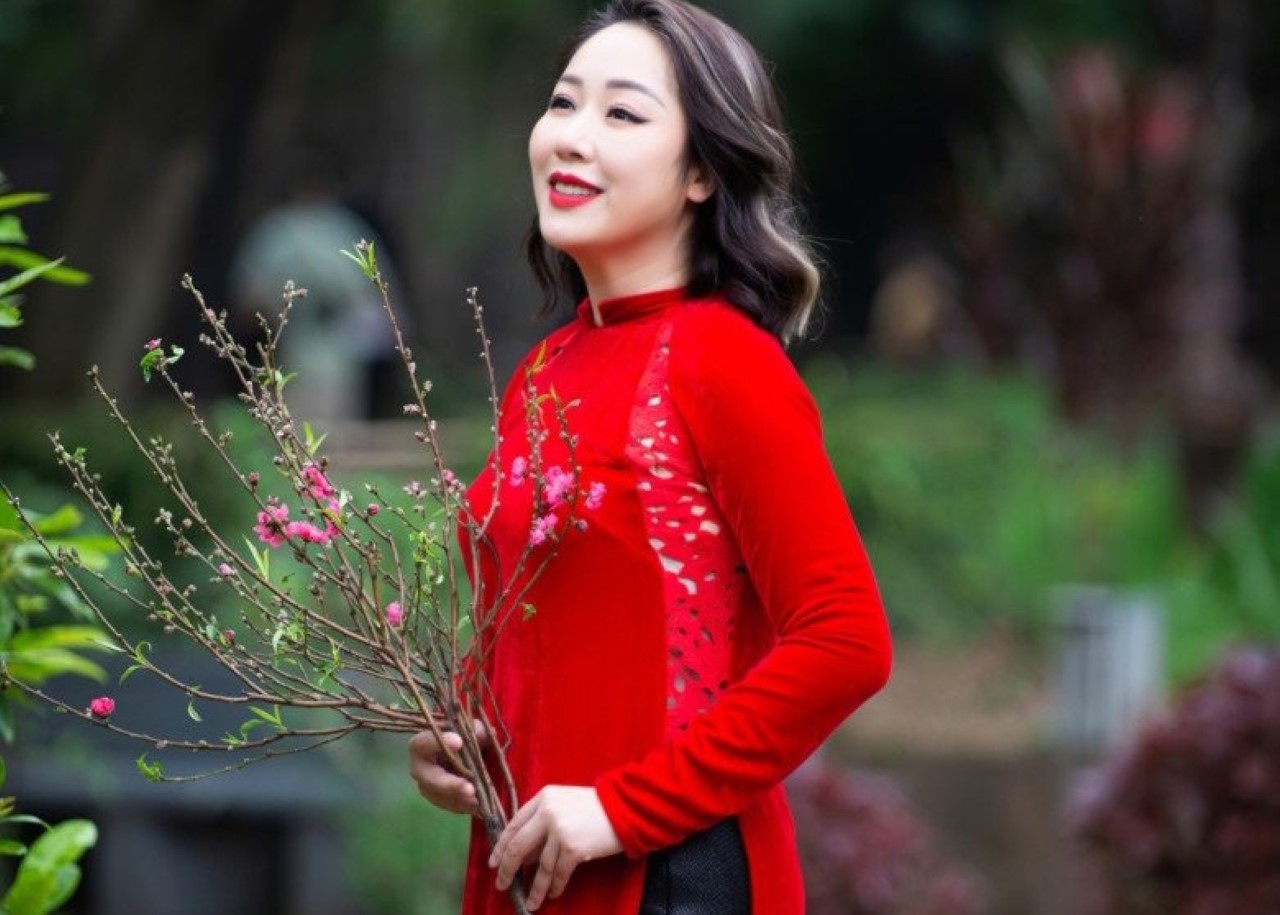 Hoa Hậu Ngô Phương Lan nổi bật với áo dài cách tân và quần legging