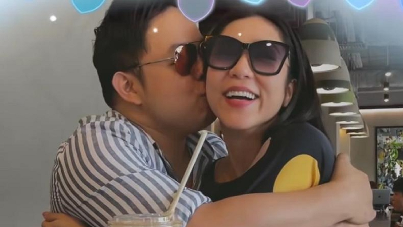 Quang Lê công khai xác nhận hẹn hò với Hà Thanh Xuân, còn hôn má cực tình giữa chốn đông người