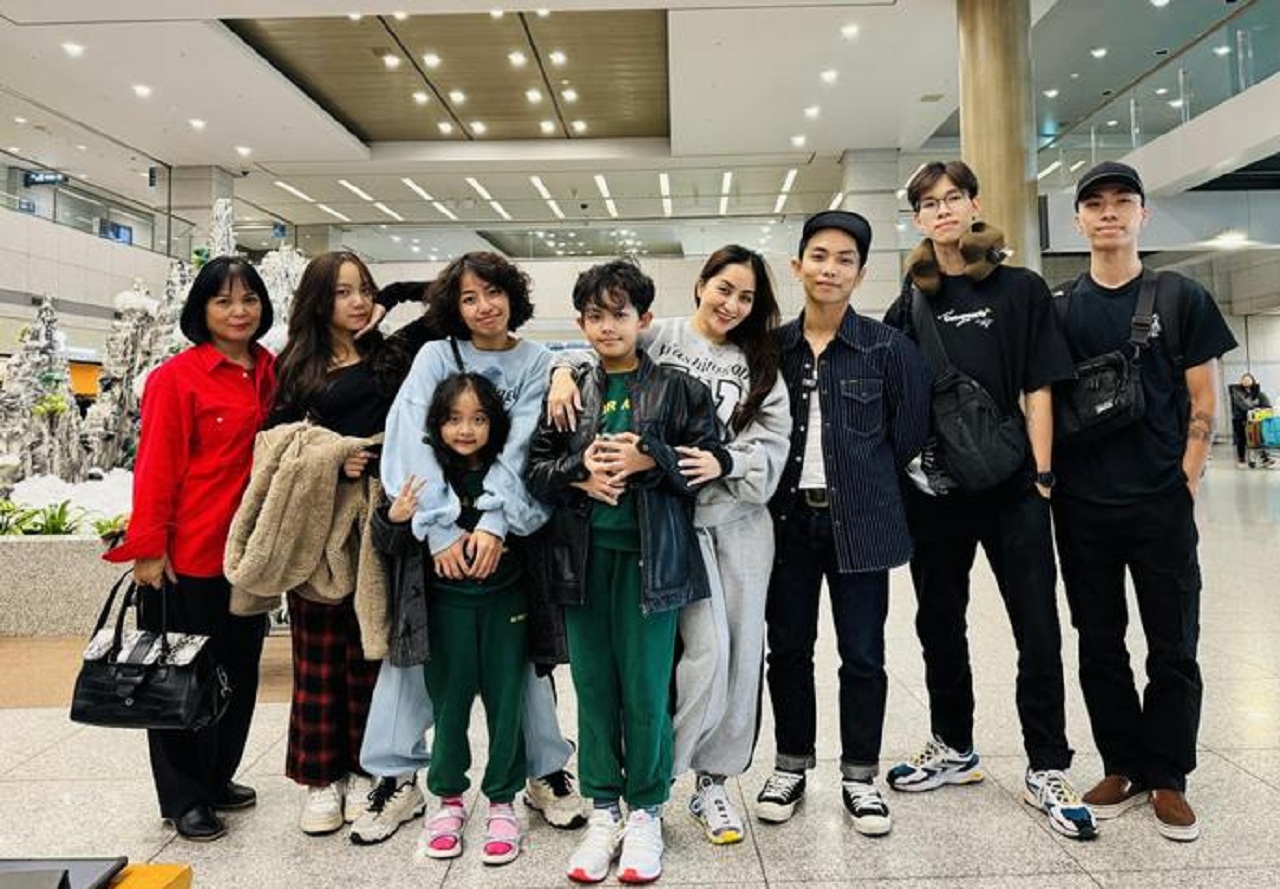 Khánh Thi và Phan Hiển được các con sang hộ tống sang Hàn, giao nhiêm ...