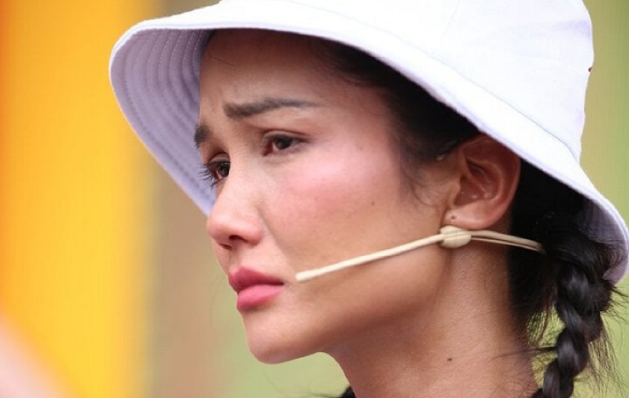 H'Hen Niê từng nghĩ mẹ keo kiệt khi không xin được tiền ăn, rơi nước ...